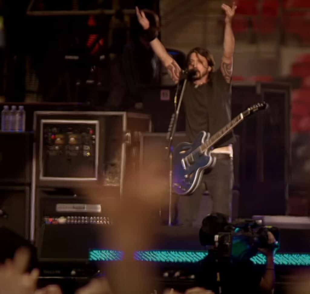 Dave Grohl Guitars & Gear – In-Depth List of Guitars, Amps & Effects ...